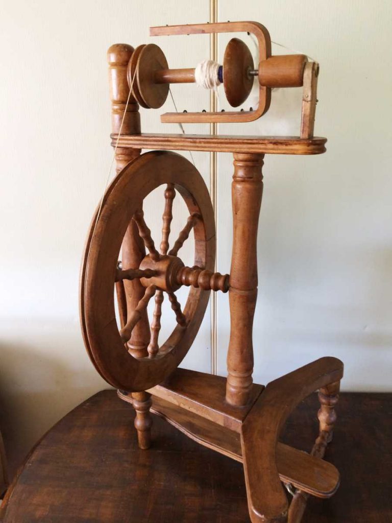 Filage au fuseau et au rouet de laine mohair en Ariège